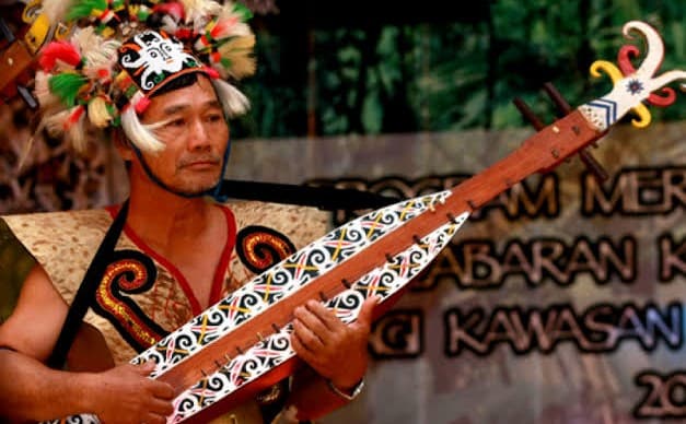 Tahukah Kamu Alat Musik Tradisional Sampe Suku Dayak | Katakaltim.com ...