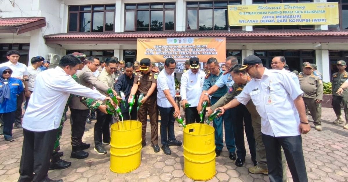 Satpol PP Balikpapan Musnahkan Ribuan Botol Minuman Beralkohol dan 52 ...